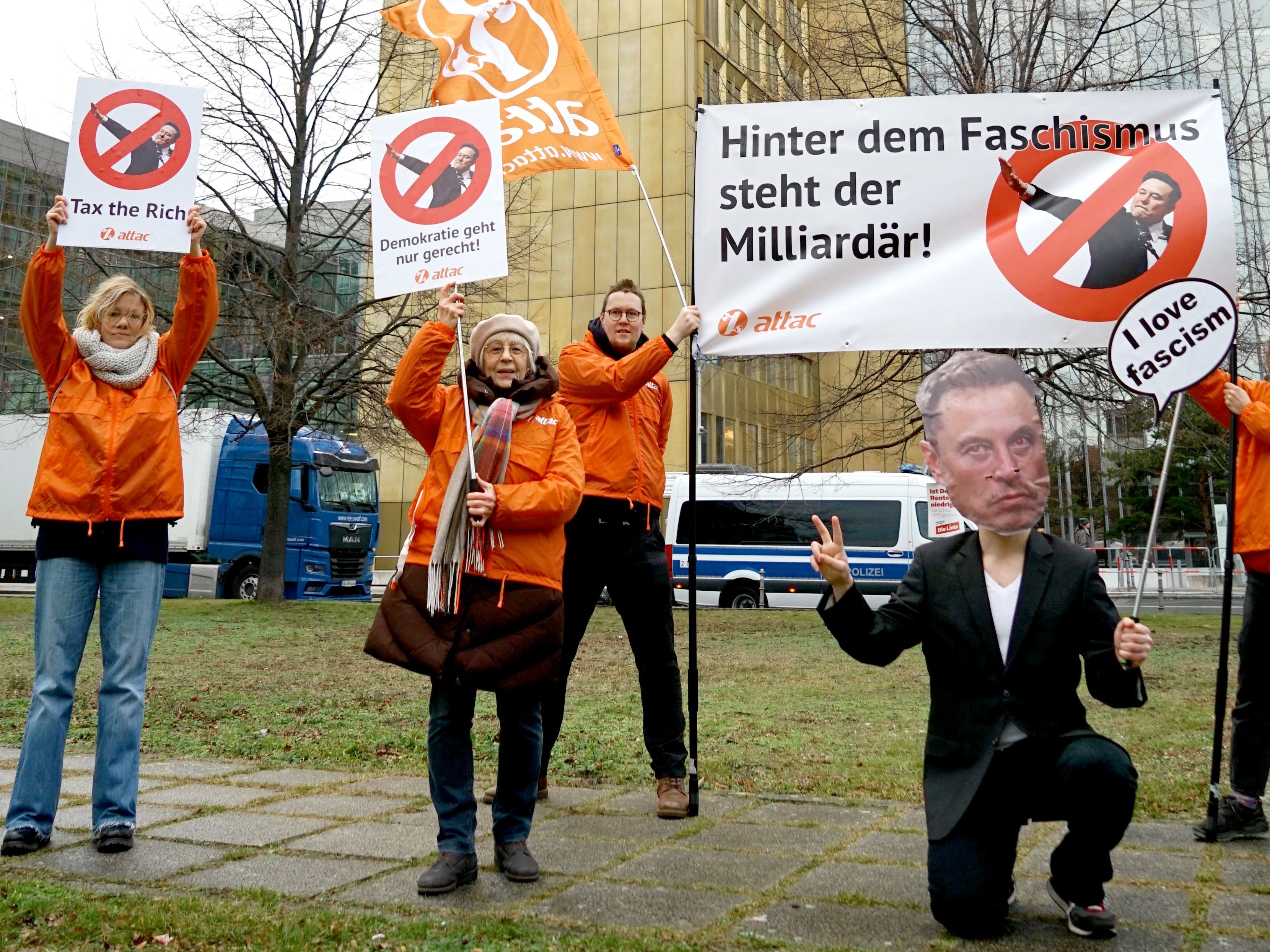 Protest-Aktion: „Hinter dem Faschismus steht der Milliardär“ - Attac ...